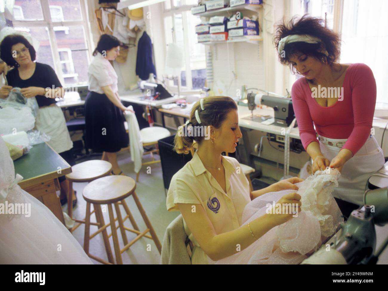 David elizabeth emanuel to make lady dianas wedding dress Banque de ...