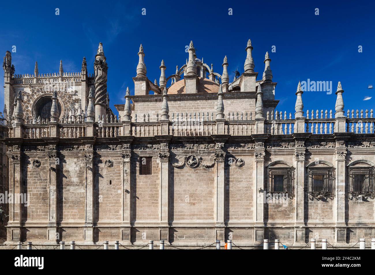 La pierre détaillée de la façade sud de la cathédrale de Séville met en ...
