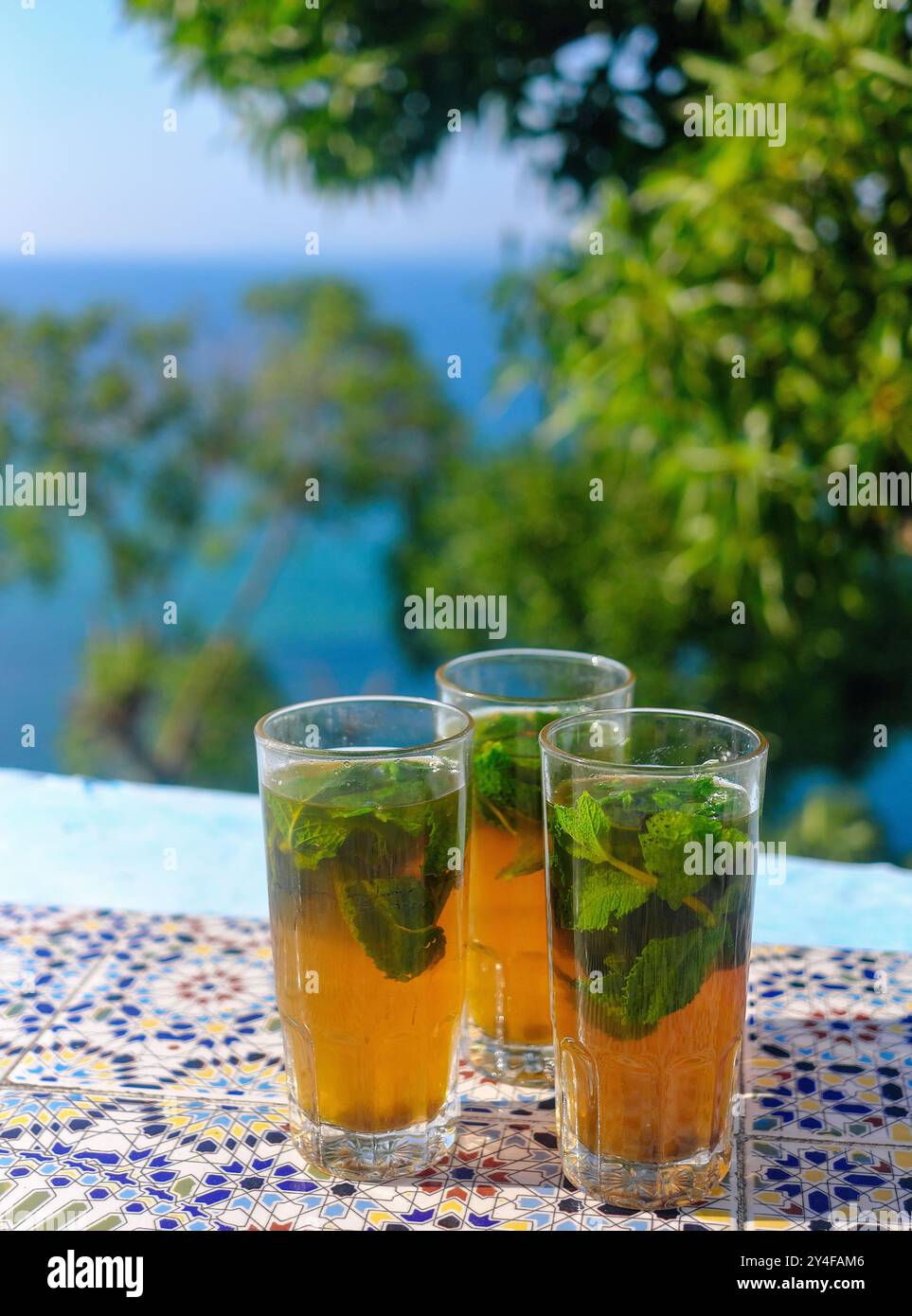 Maroc, Tanger : verres de thé à la menthe du célèbre Café Hafa, un café ...