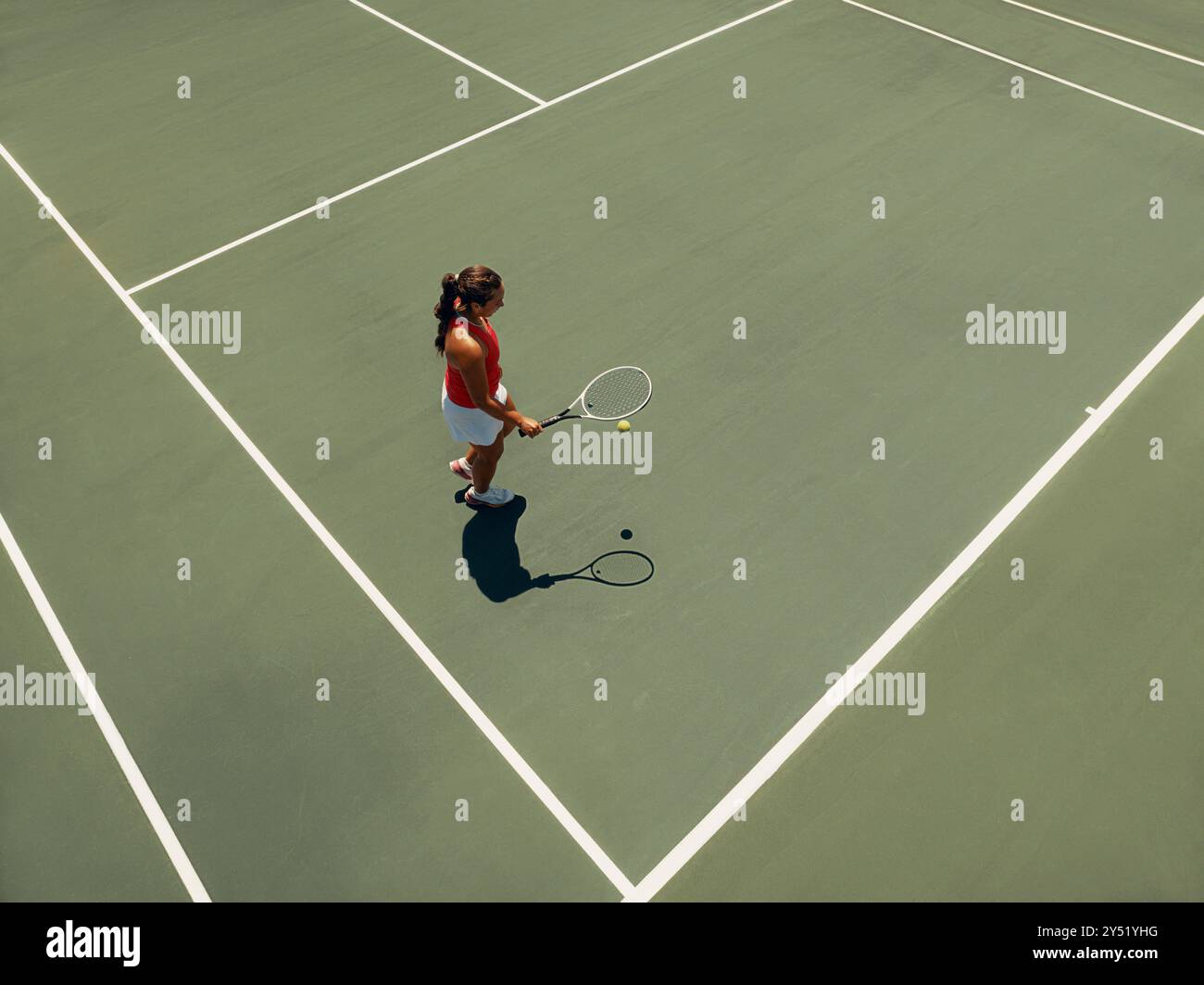 Photo aérienne d'une femme qui se prépare à jouer au tennis par une ...