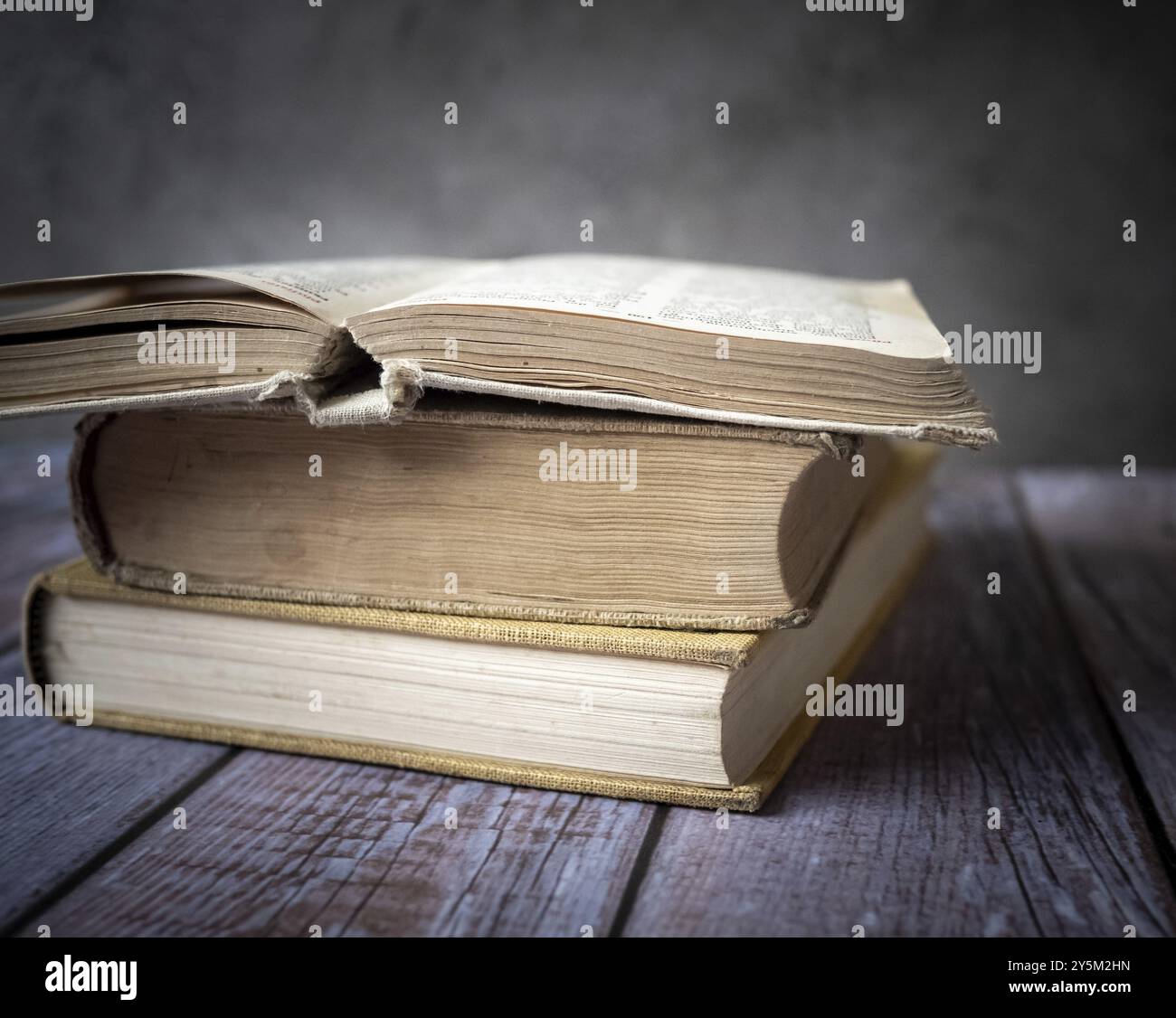 Couvertures de livres anciens Banque de photographies et d’images à ...