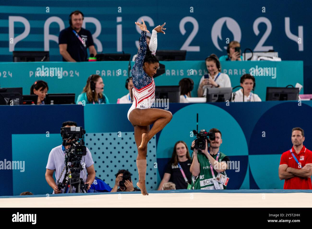 Simone Biles USA) participe à l'exercice au sol lors de l'équipe de ...