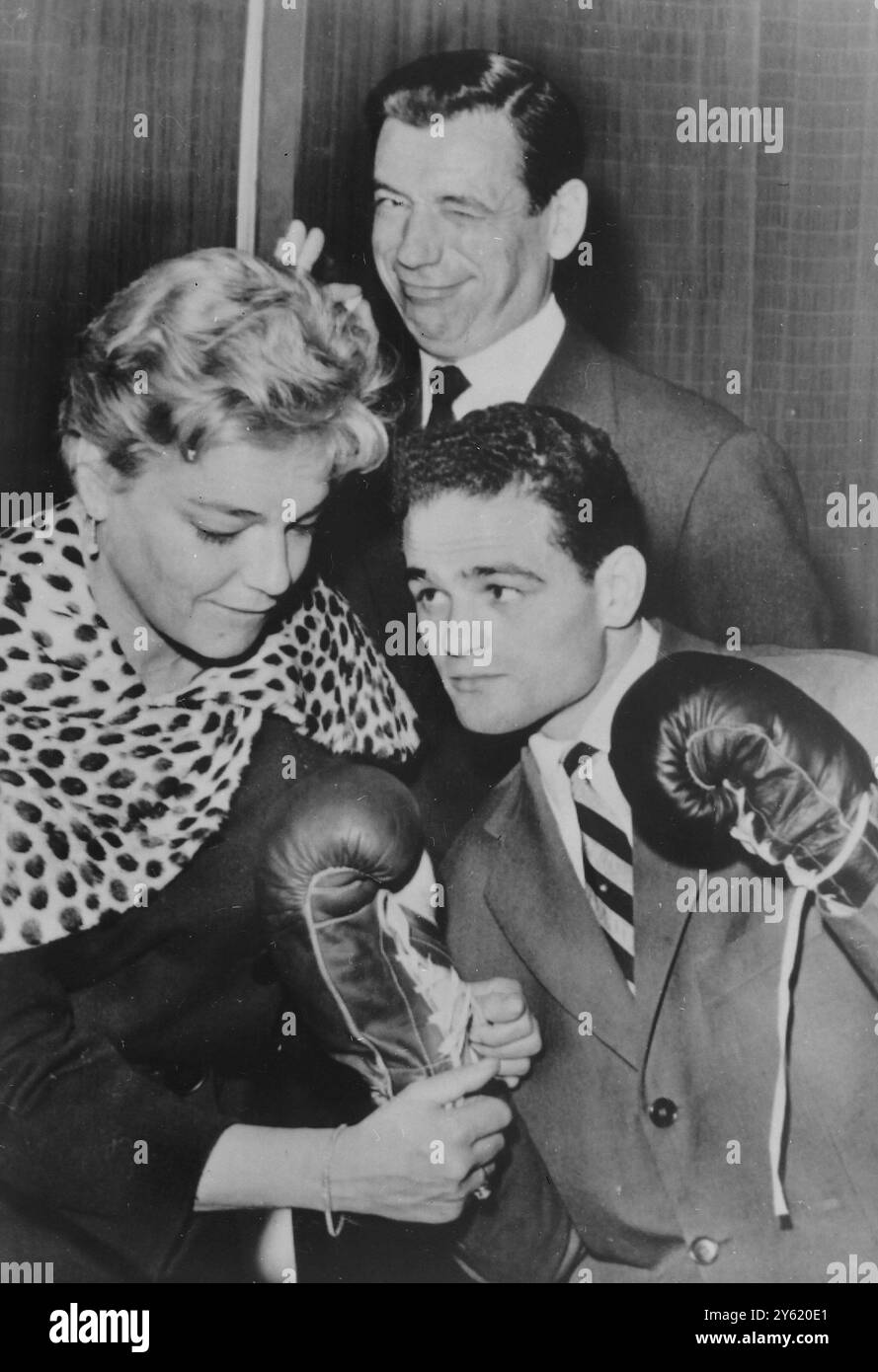 BOXEUR FRANÇAIS ALPHONSE HALIMI AVEC L'ACTRICE SIMONE SIGNORET ET SON ...