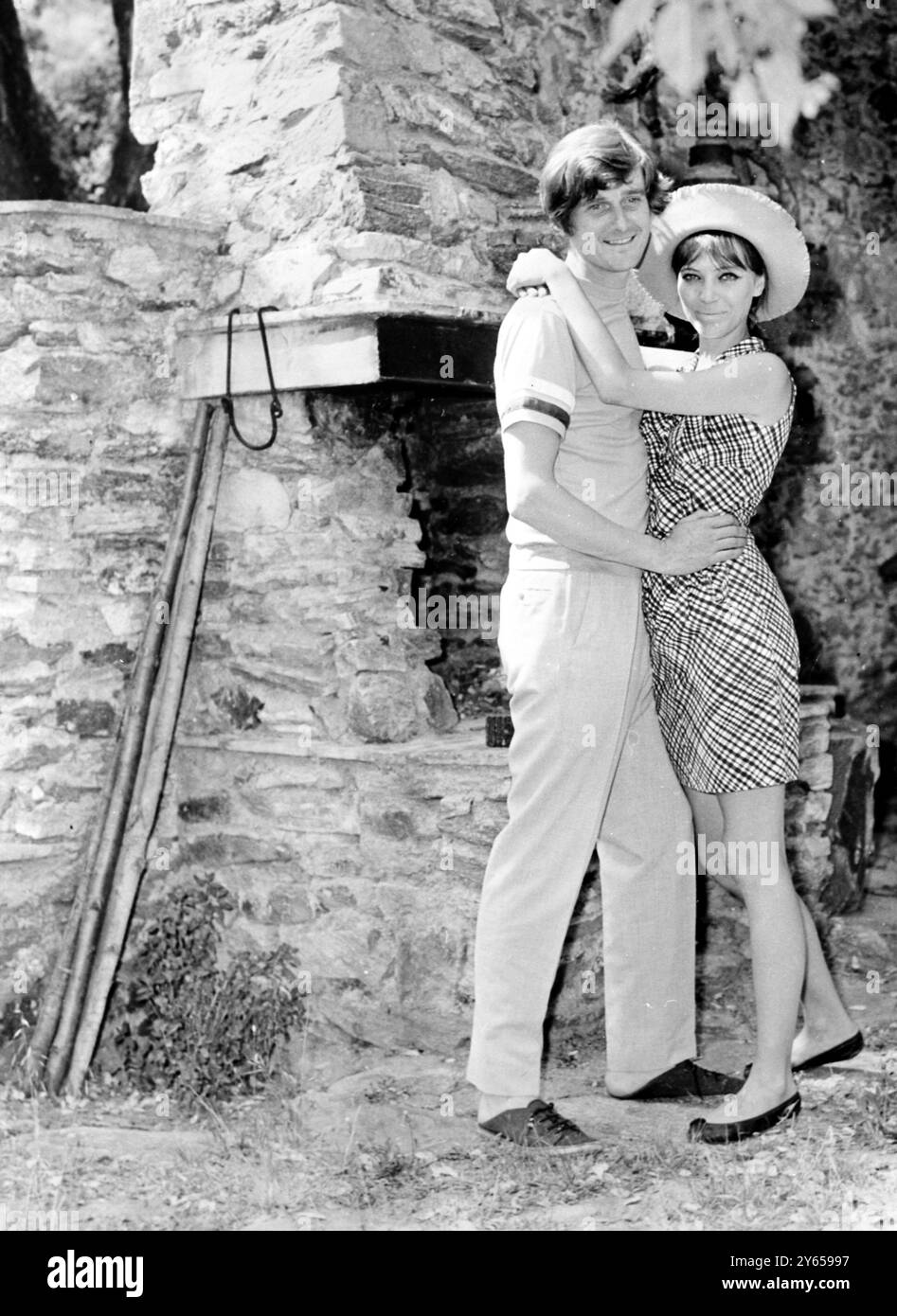 L'actrice d'origine danoise Anna Karina vue avec son fiancé, le ...