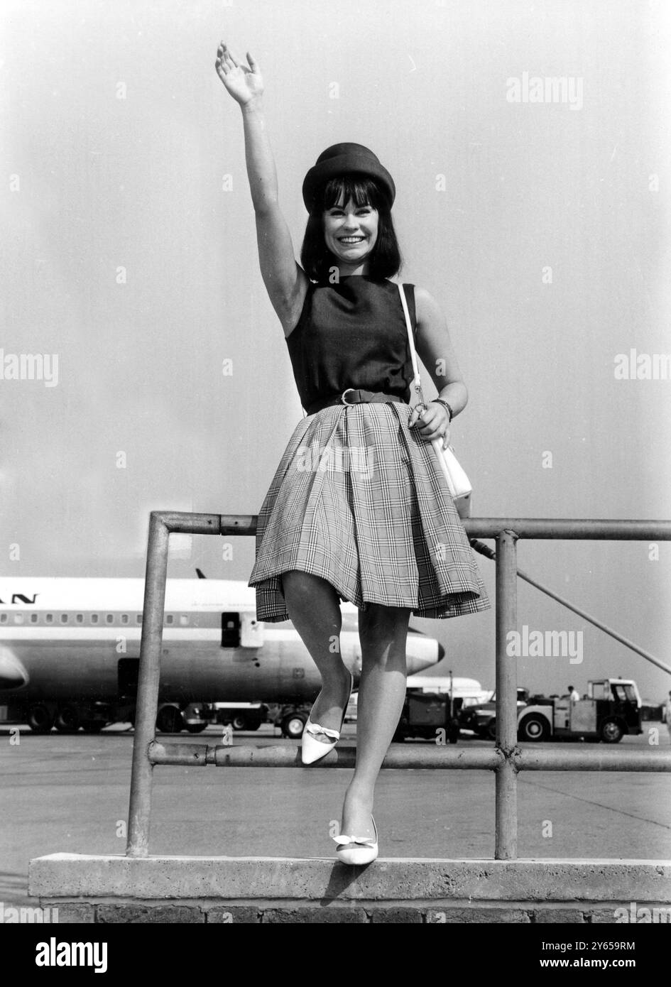 Astrud Gilberto , vole dans l'aéroport de Londres pour un engagement de ...