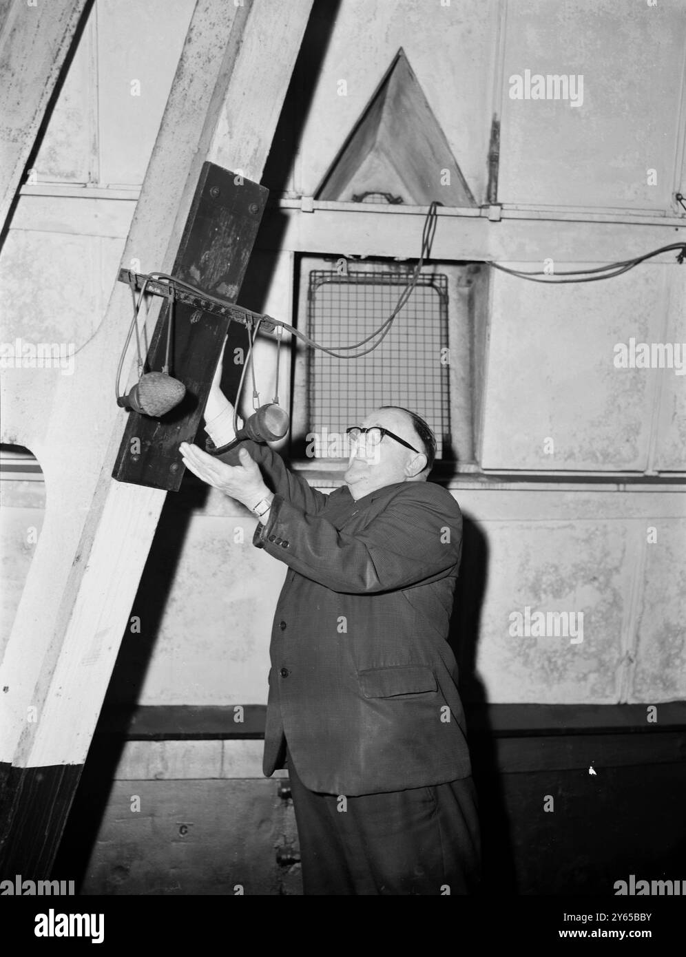 Arthur Lovering qui s'occupe de Big Ben depuis 39 ans , vérifie les ...