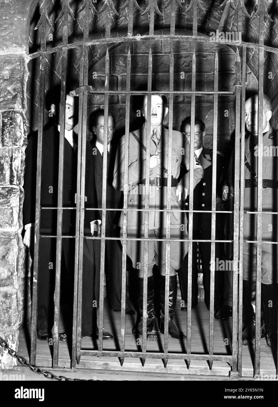 Les dictateurs derrière les barreaux de Tussaud vus derrière les ...