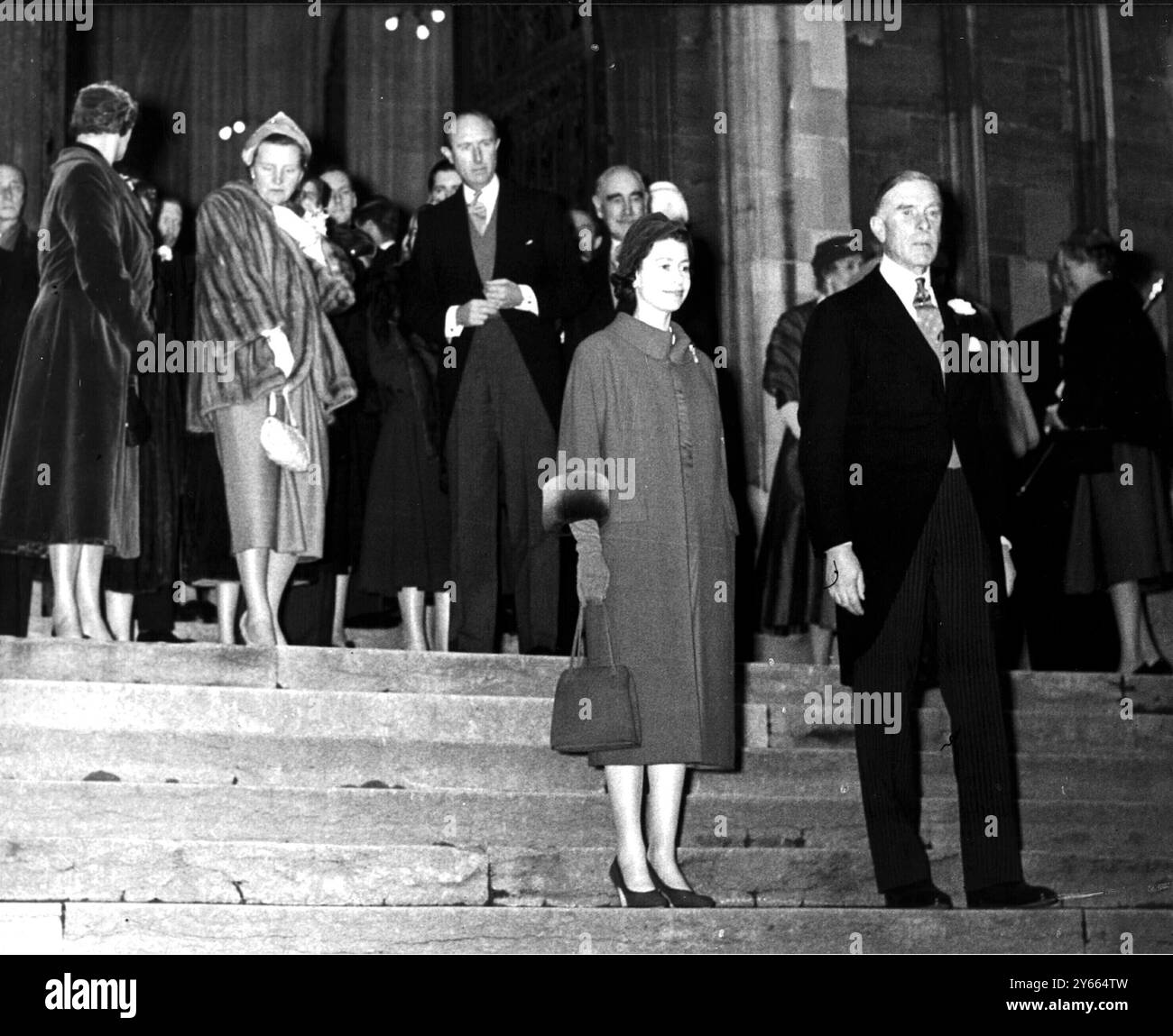 La reine Elizabeth et le colonel Abel Smith , le père de la mariée ...