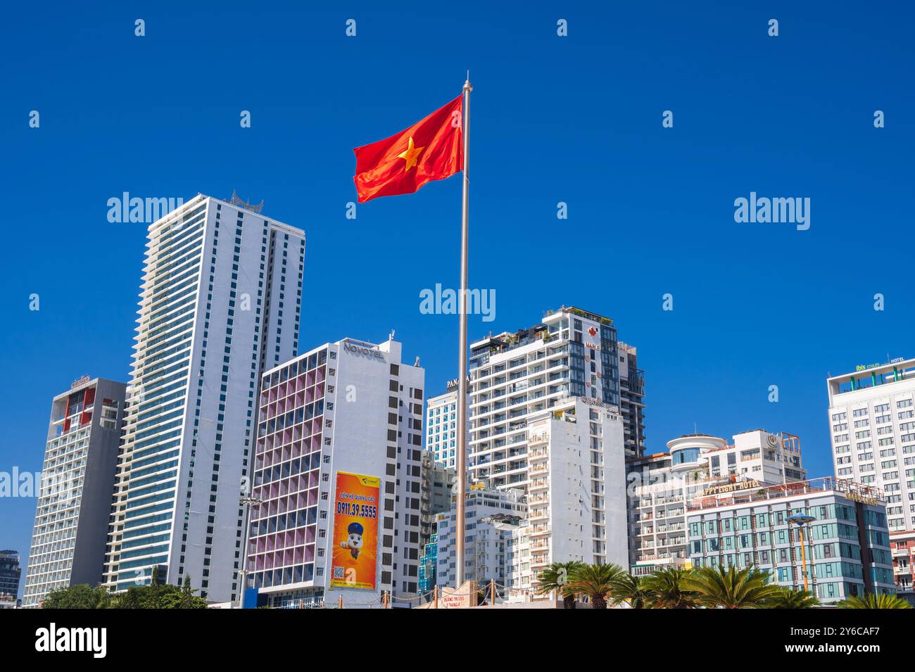 Le drapeau du Vietnam sur un mât de drapeau sur la place centrale dans ...