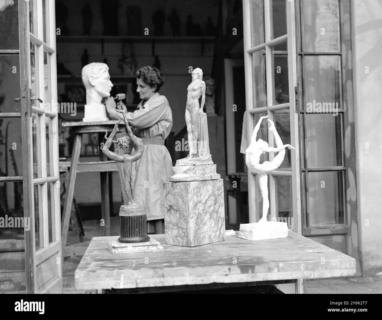 Une nouvelle série de photographies de Lady Hilton Young au travail ...