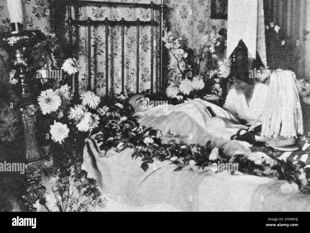 Ma femme allongée sur son lit Banque d'images noir et blanc - Alamy