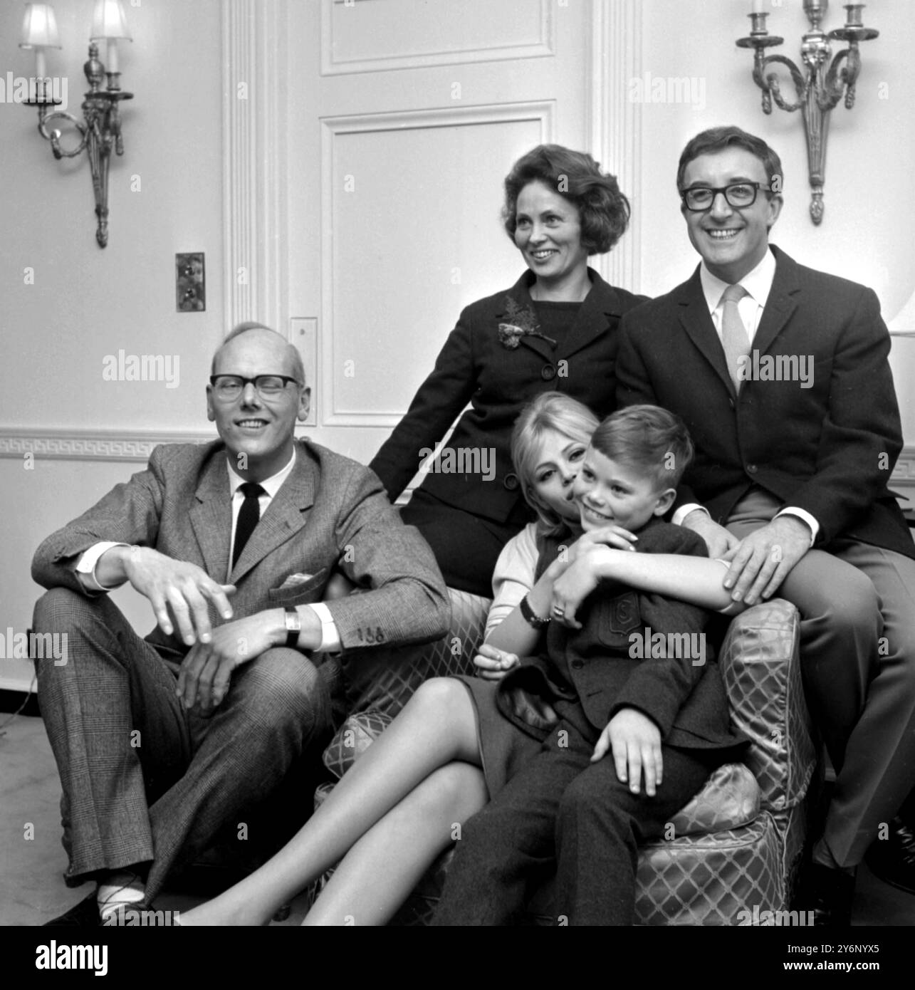 Londres : Dorchecter Hotel, famille Britt Eklands de gauche à droite ...