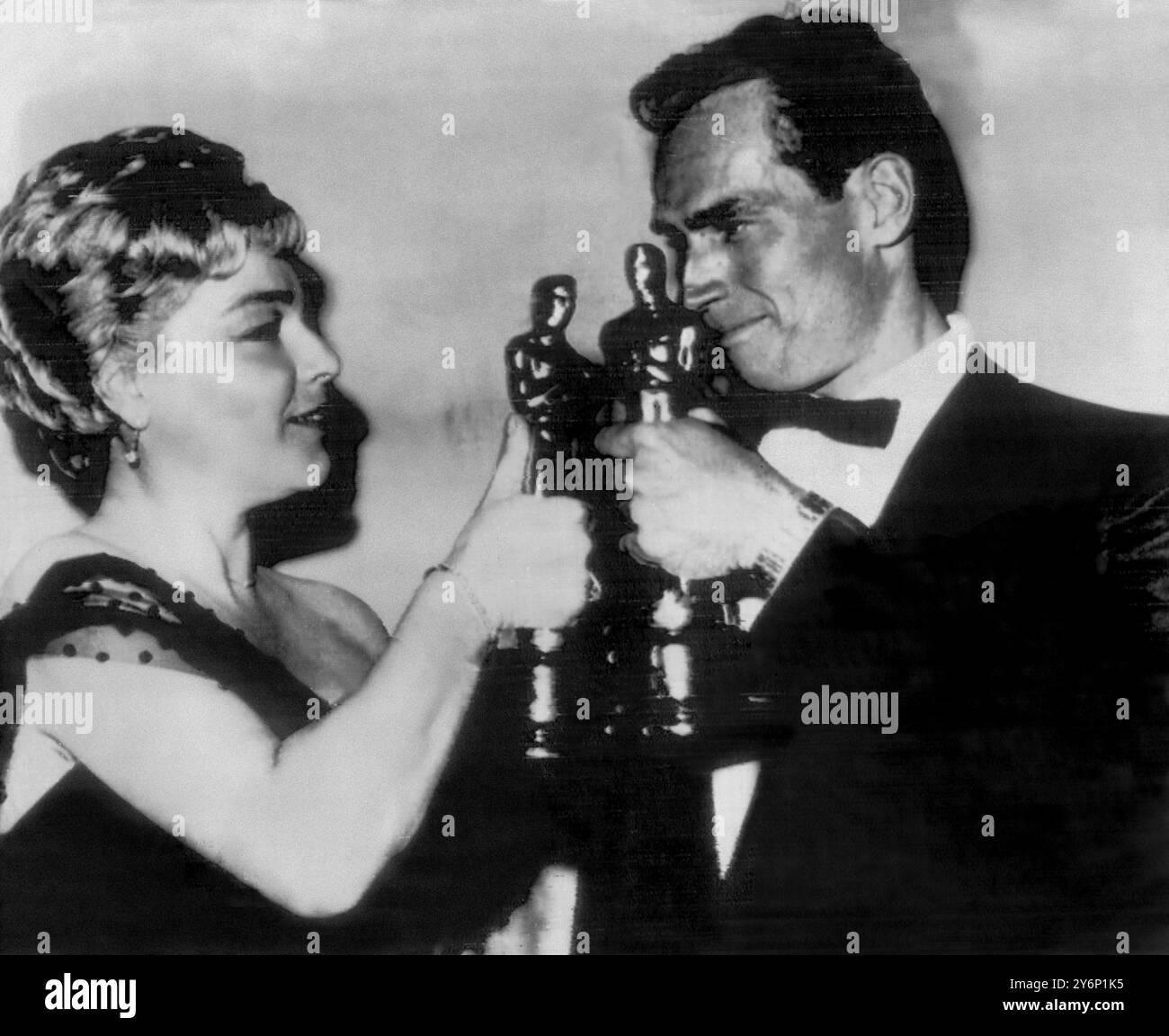 5 avril 1960 : L'actrice française Simone Signoret et l'acteur ...