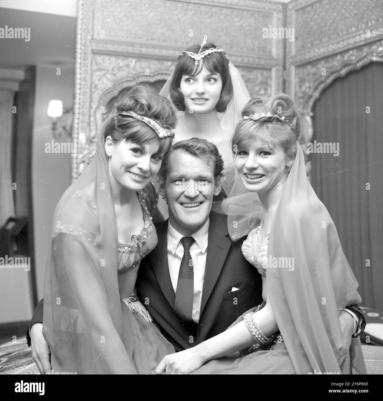 L'acteur Patrick Allen trouve les mains pleines de ces adorables Kelly ...