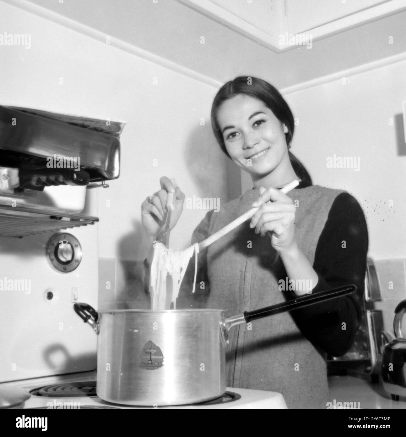 Actress nancy kwan Banque de photographies et d’images à haute ...