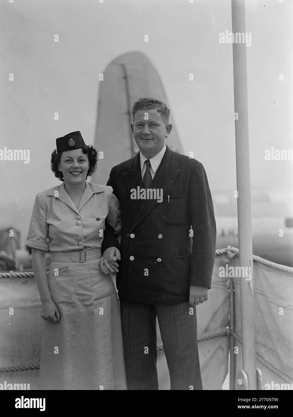 BON ATTERRISSAGE POUR L'HÔTESSE DE L'AIR - ELLE EST AU PILOTE DE MER ...