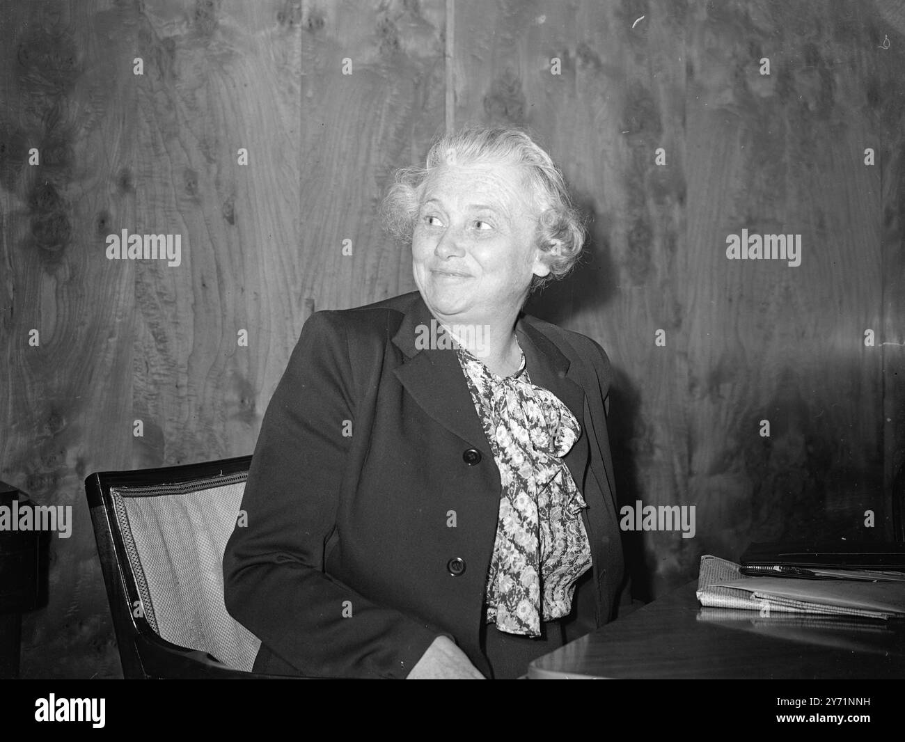 LADY CRIPPS ÉCOUTE Lady Cripps , épouse de Sir Stafford Cripps ...