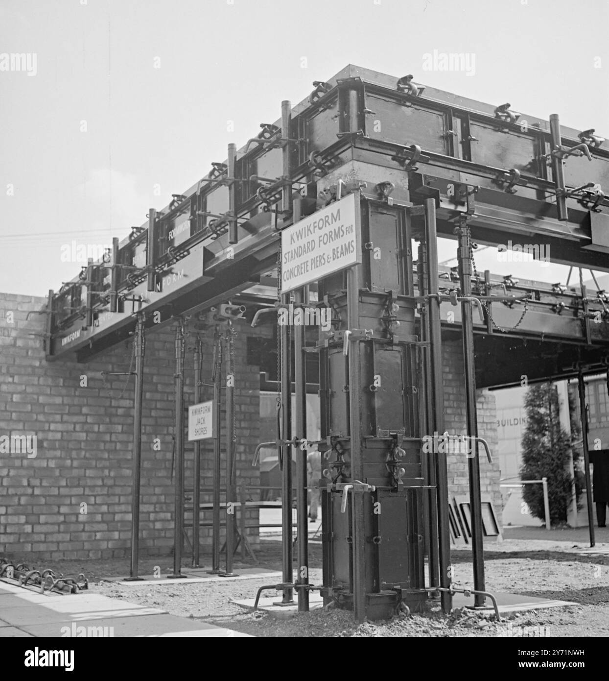 Formes standard KWIKFORM illustrées en position pour couler des piliers ...