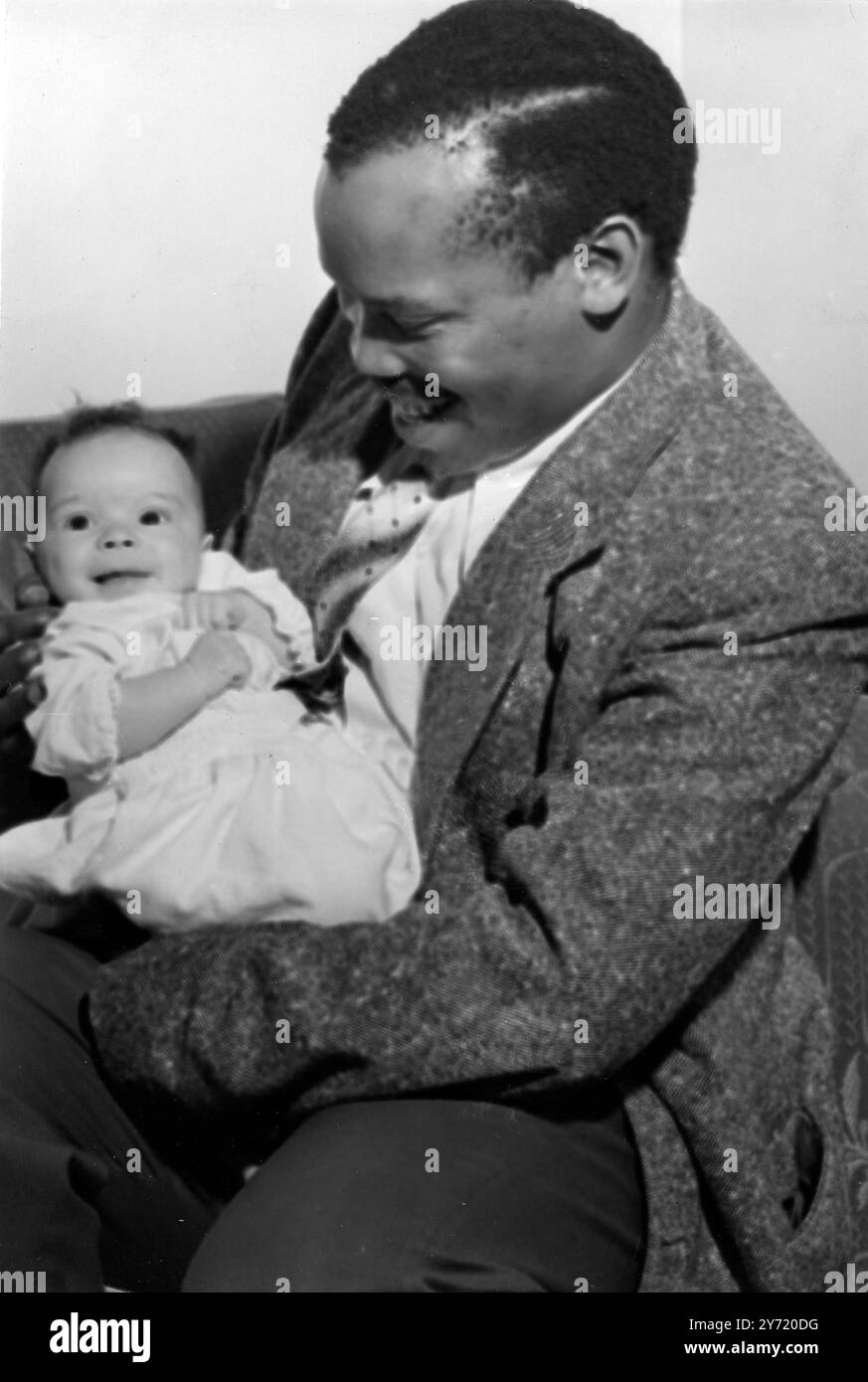 Seretse Khama , exilé chef Bamangwato dans son hôtel londonien avec sa ...