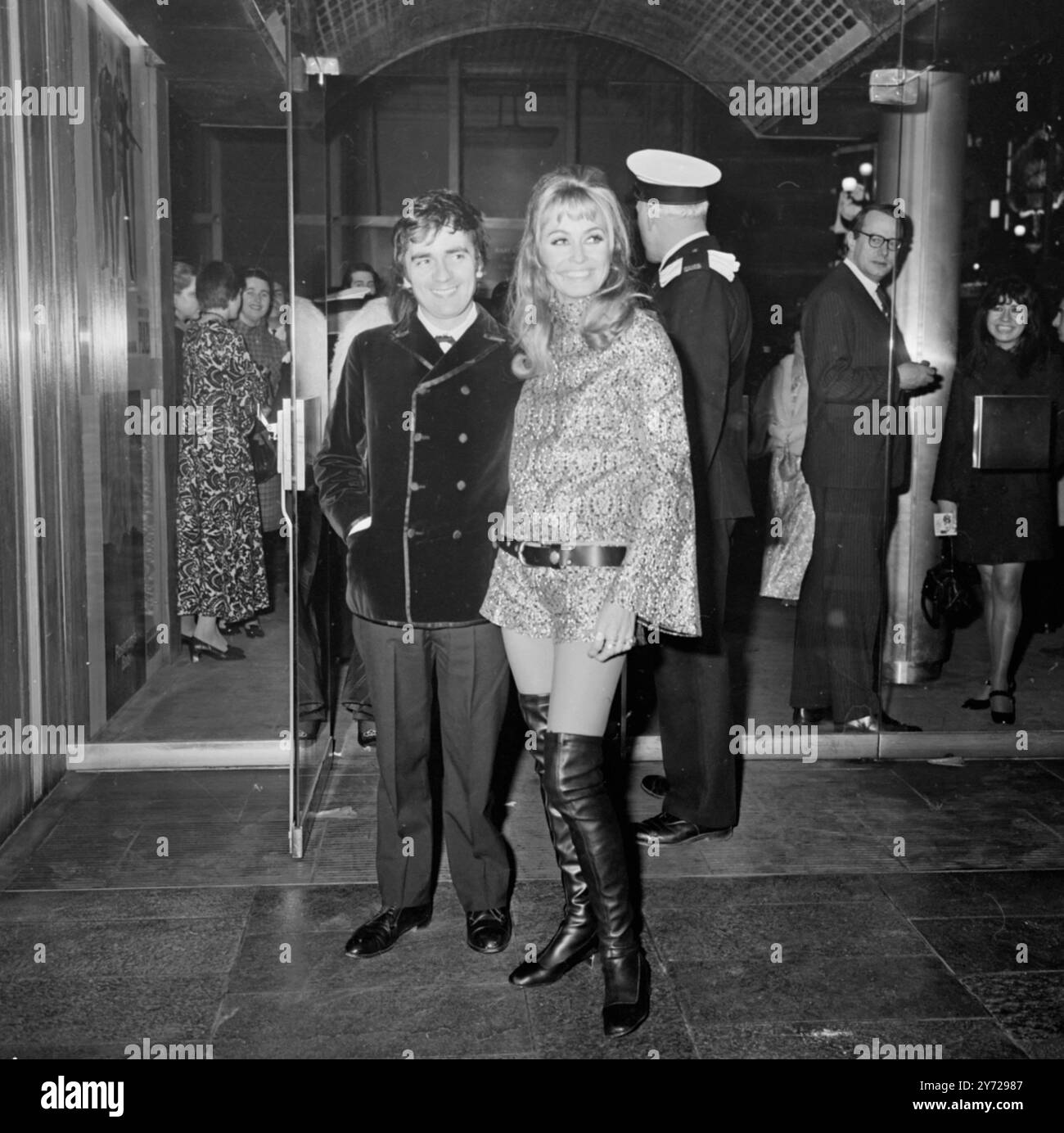 Le comédien Dudley Moore et sa mini-épouse à jupe , l'actrice Suzy ...