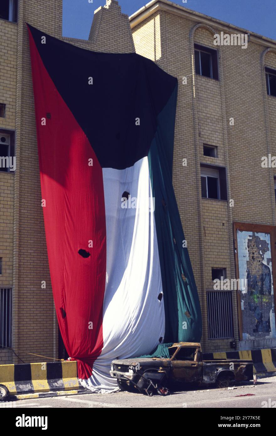 Première Guerre du Golfe : 8 mars 1991 Un immense drapeau du Koweït ...