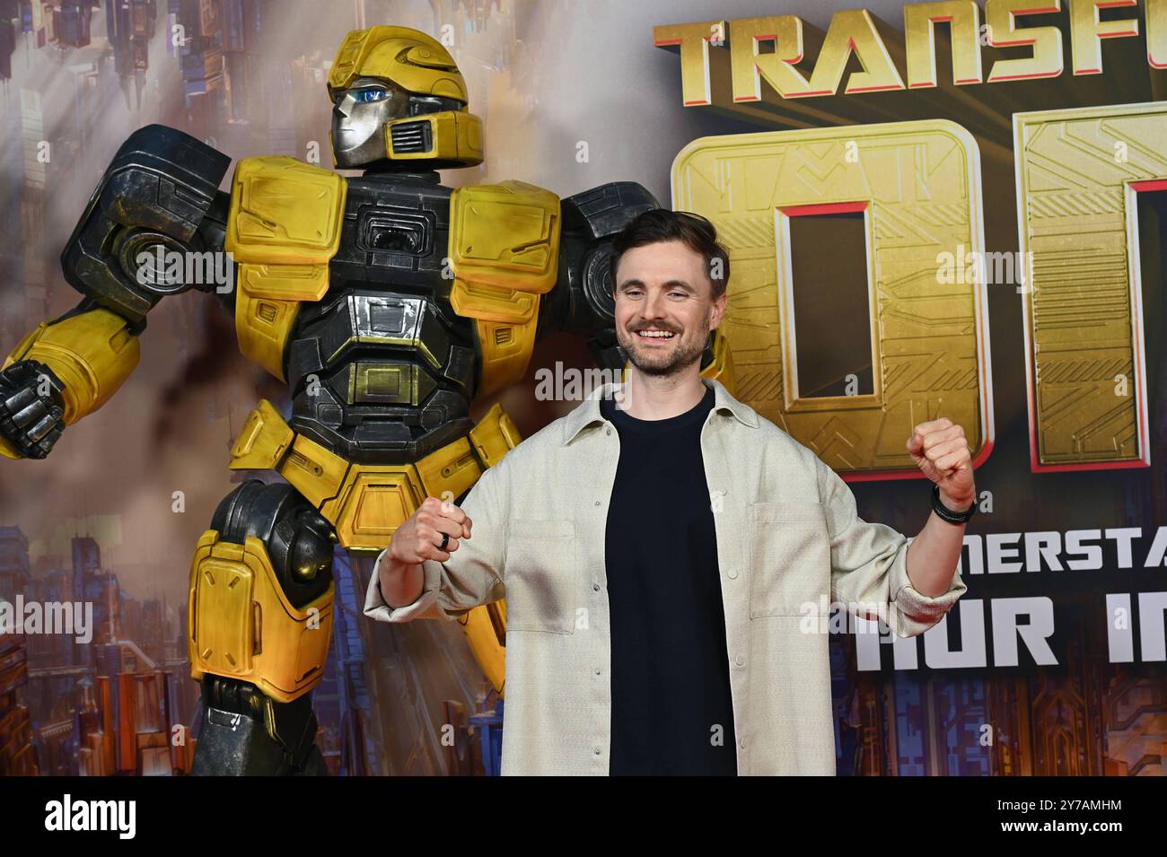 Le comédien Phil Laude spricht Autobot B-127 alias Bumblebee posiert ...