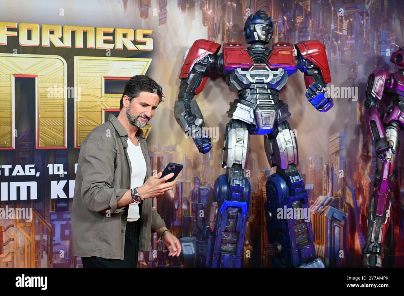 Schauspieler Tom Beck spricht Anführer von Cybertron Sentinel Prime ...