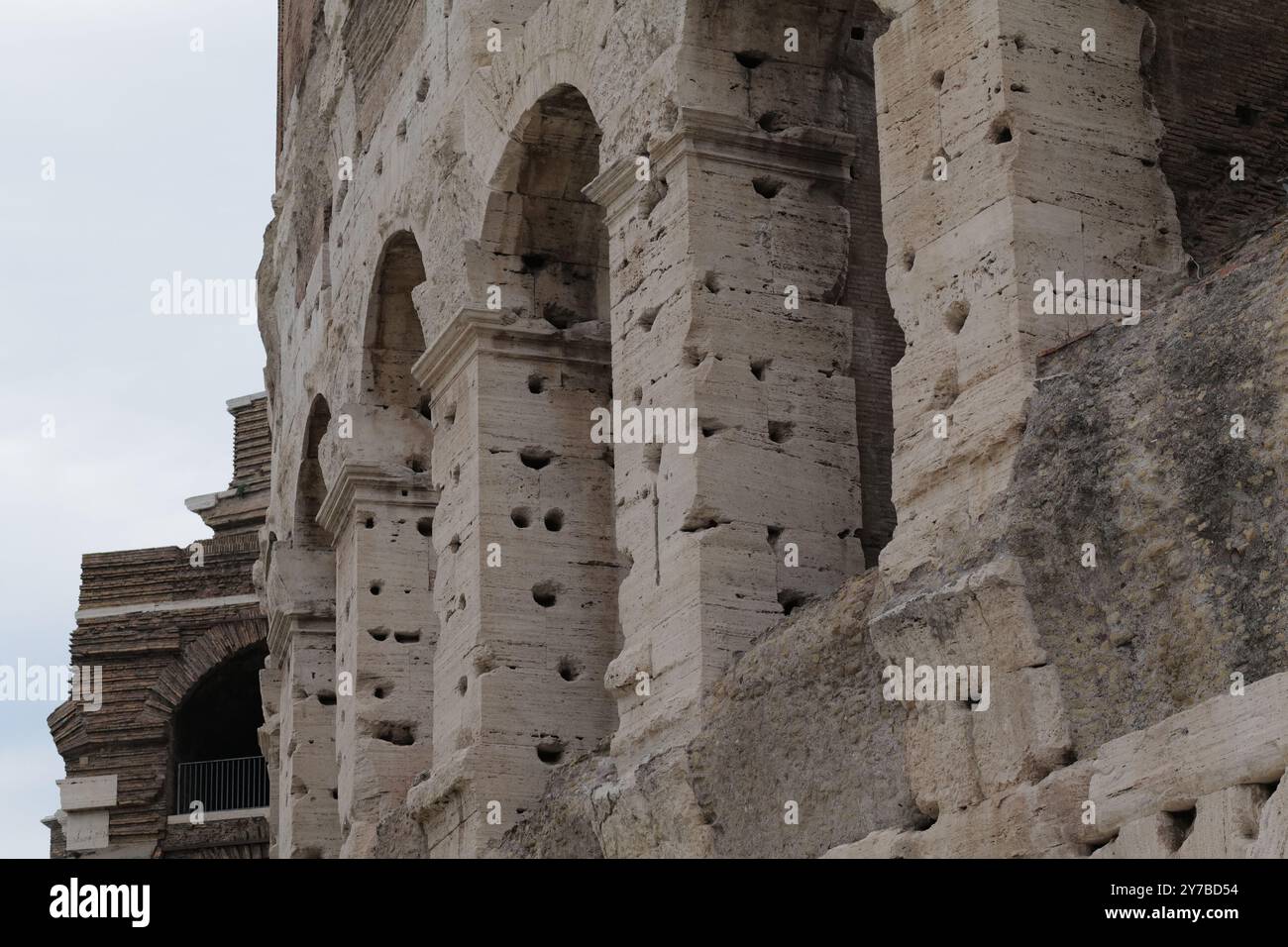 L'ancien et emblématique Colisée de Rome (amphithéâtre Flavien) avec ...