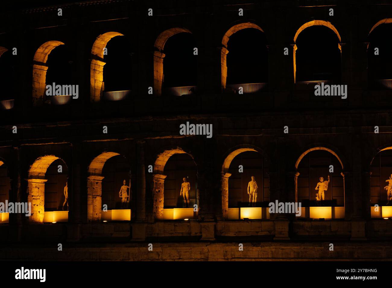 L'ancien et emblématique Colisée de Rome (amphithéâtre Flavien) avec ...