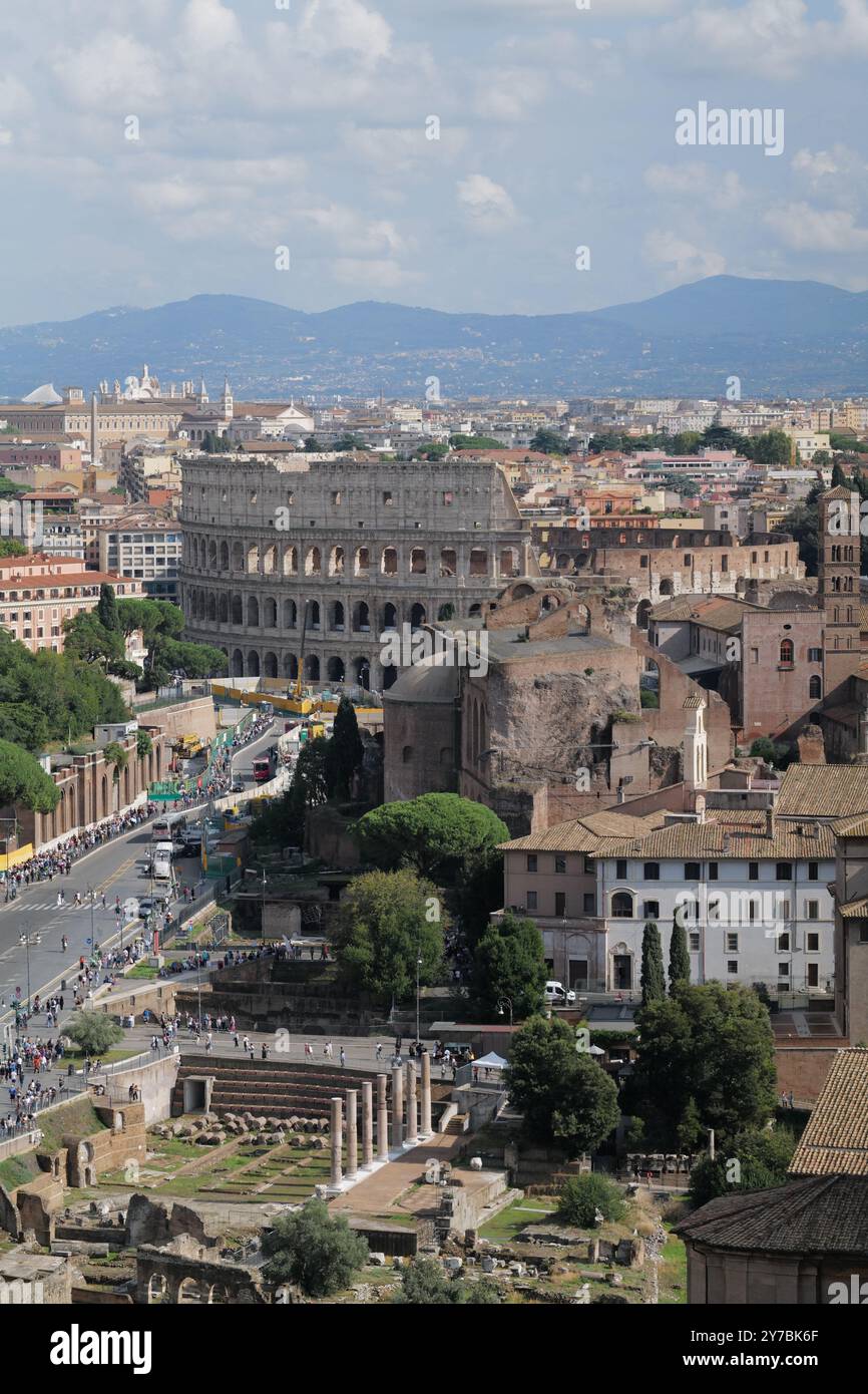 L'ancien et emblématique Colisée de Rome (amphithéâtre Flavien) avec ...