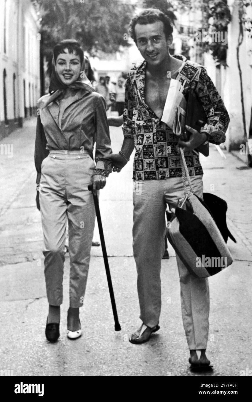 Mara Lane avec Dado Ruspoli marchant le long d'une rue à Capri, alors ...