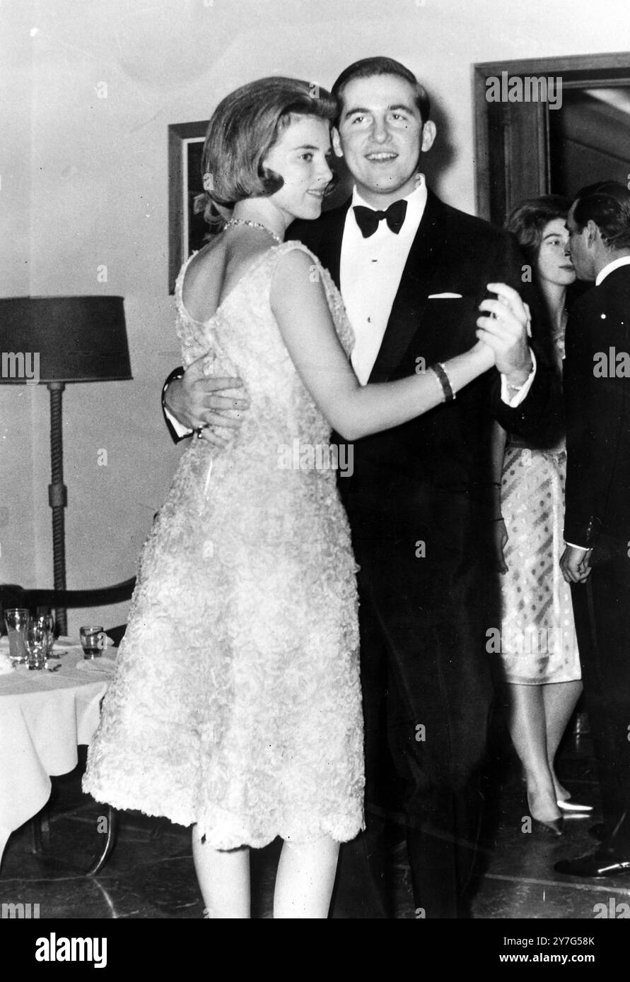LA PRINCESSE ANNE MARIE ET LE ROI KONSTANTINE DANSENT AU BAL DU ROYAL ...