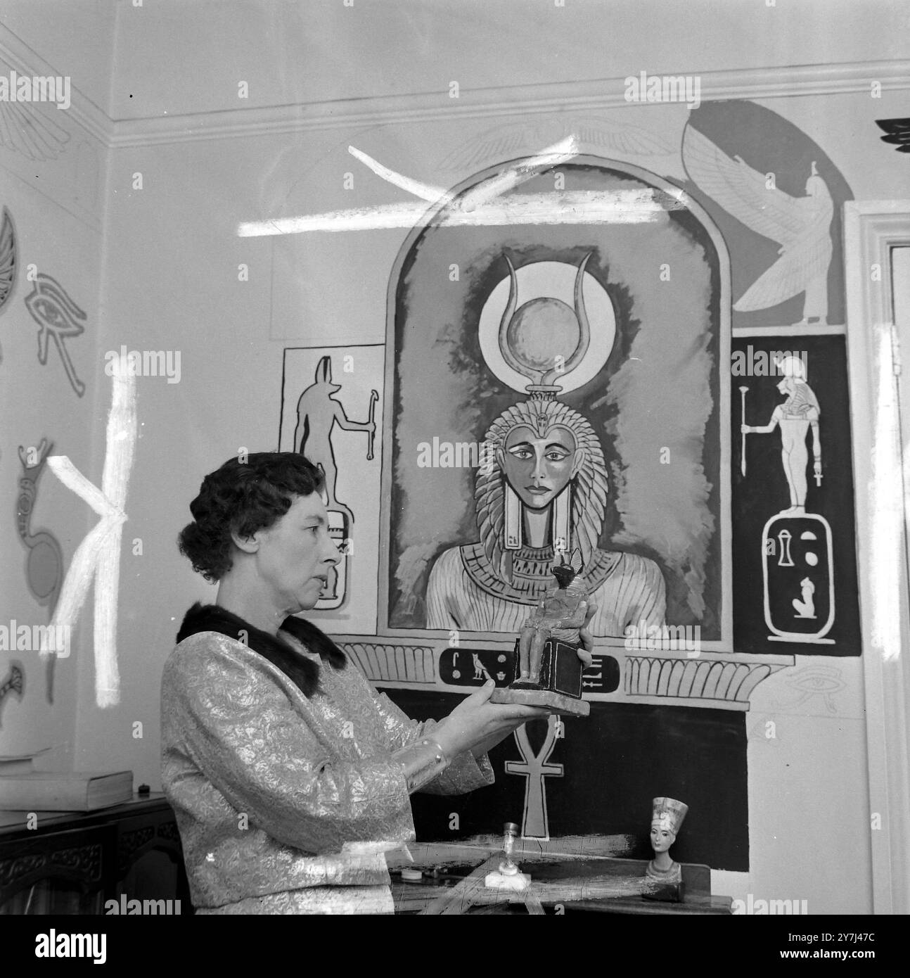 Witch statue Banque d'images noir et blanc - Alamy