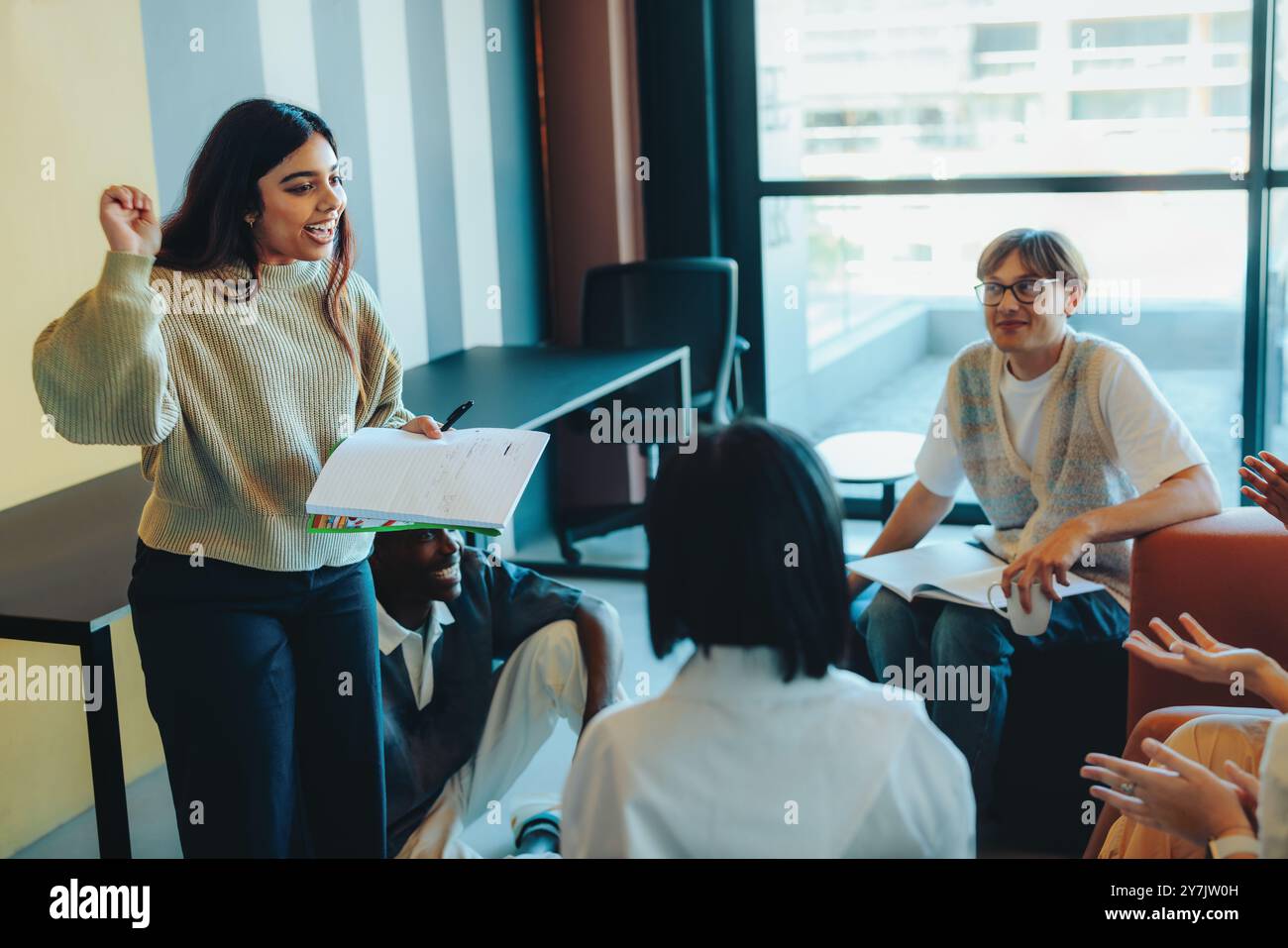 Un étudiant présente en toute confiance un projet à ses camarades de ...