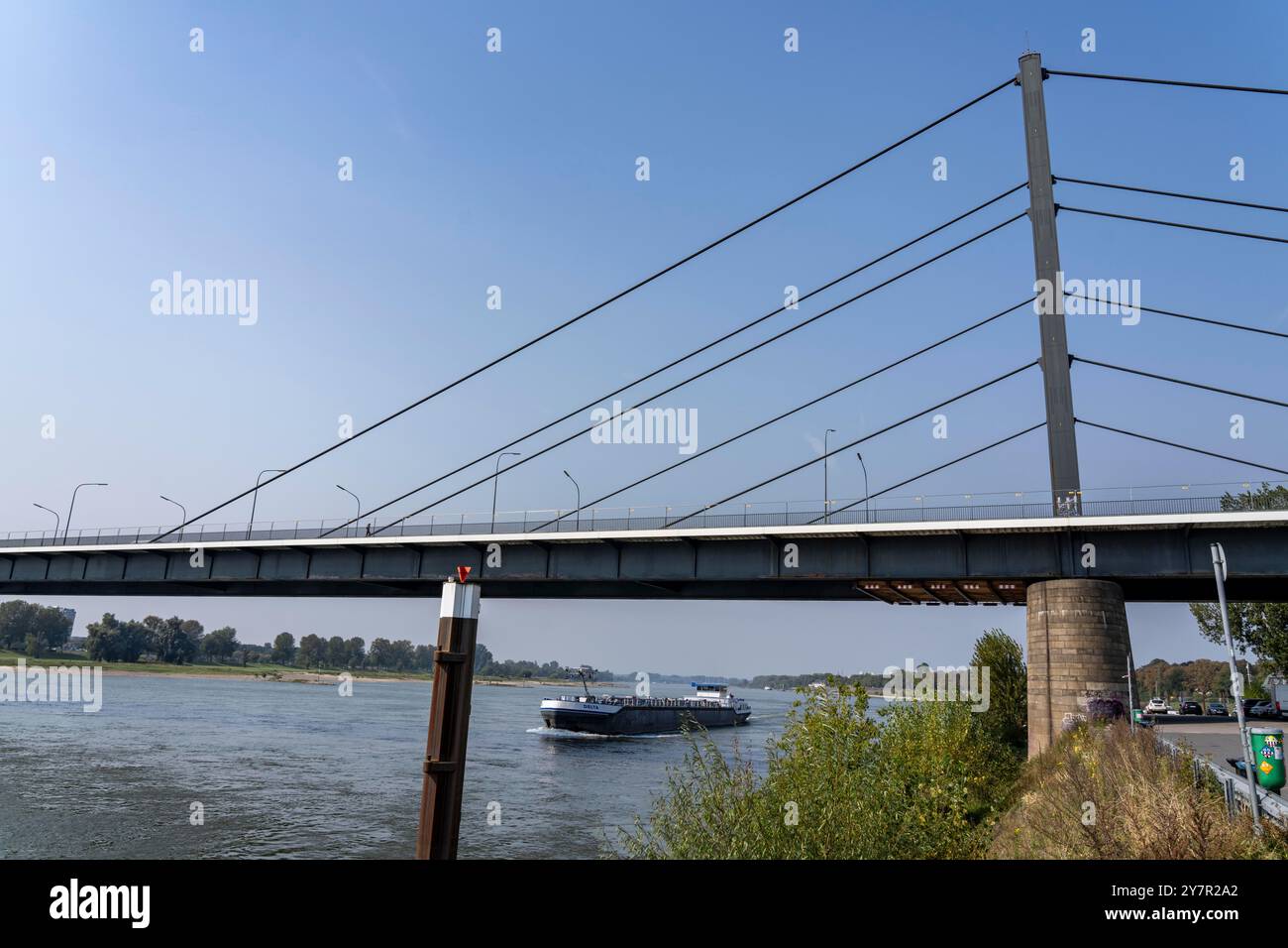 Le pont Theodor-Heuss, traversée du Rhin, pont à haubans, premier pont ...
