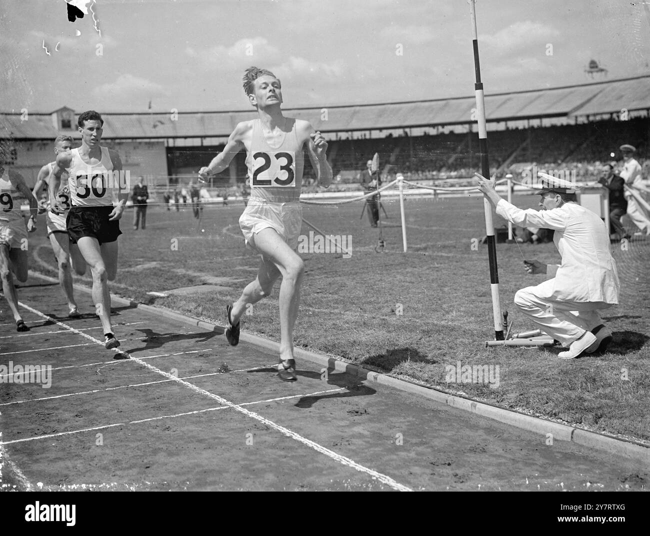 ATHLÉTISME À WHITE CITY LES CHAMPIONNATS 1953. 11.7.53 PHOTOS MONTRE ...