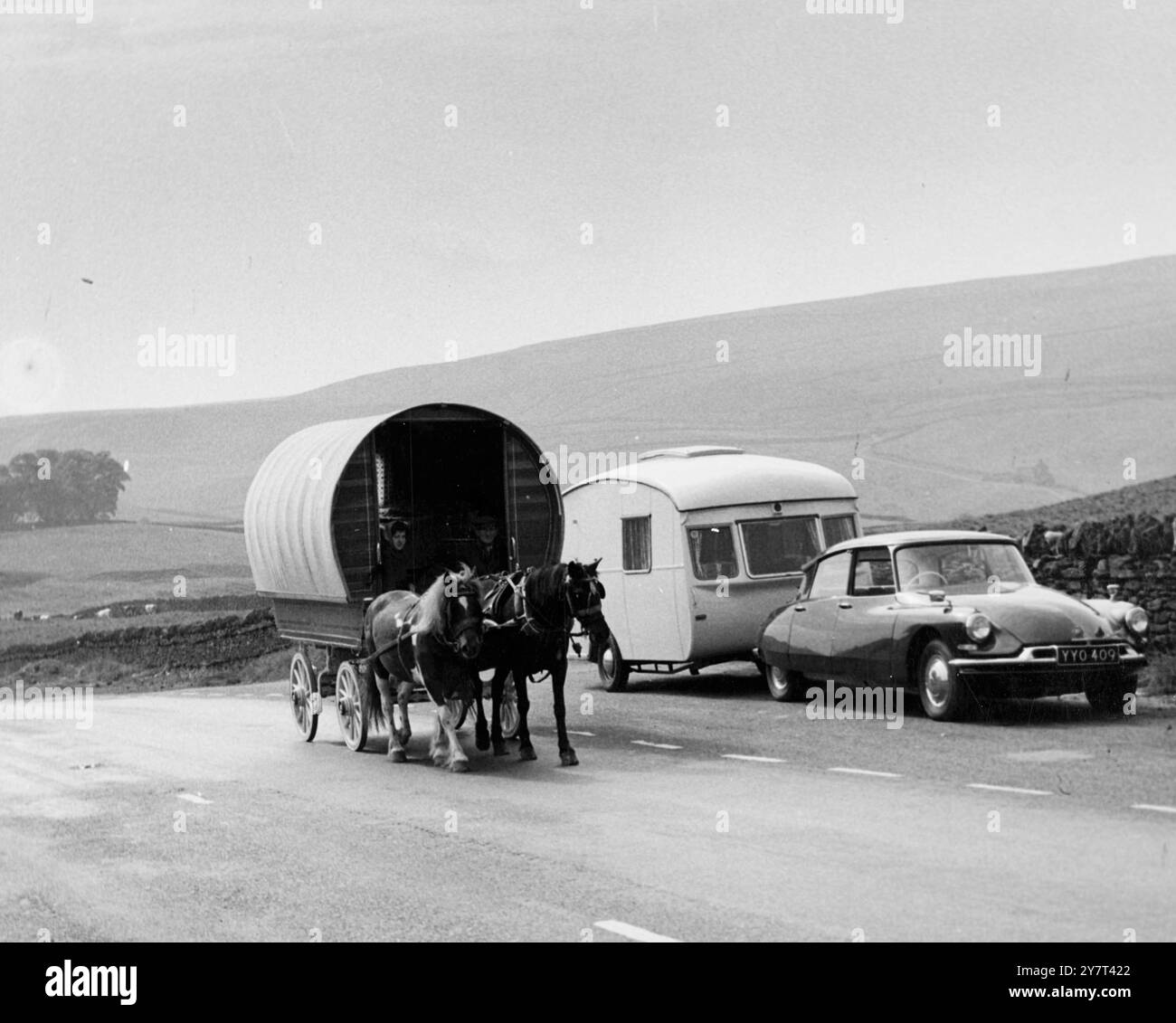 Caravane des années 1960 Banque d'images noir et blanc - Alamy