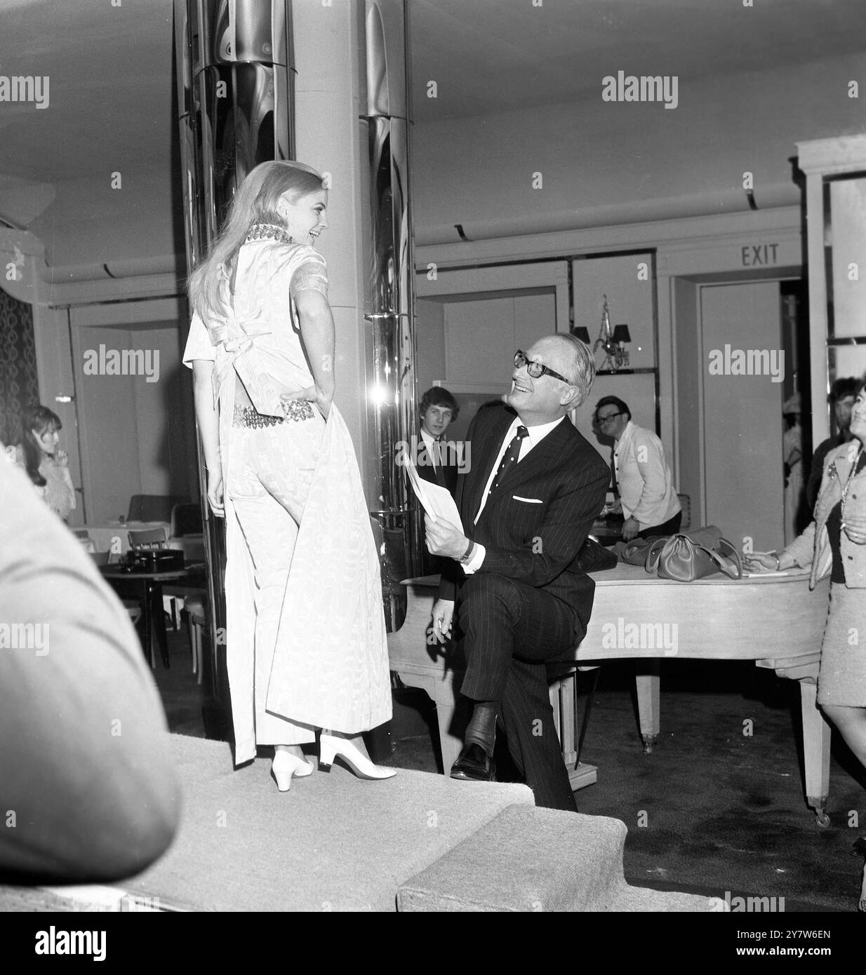 Le duc de Bedford partage une blague avec le mannequin débutante ...