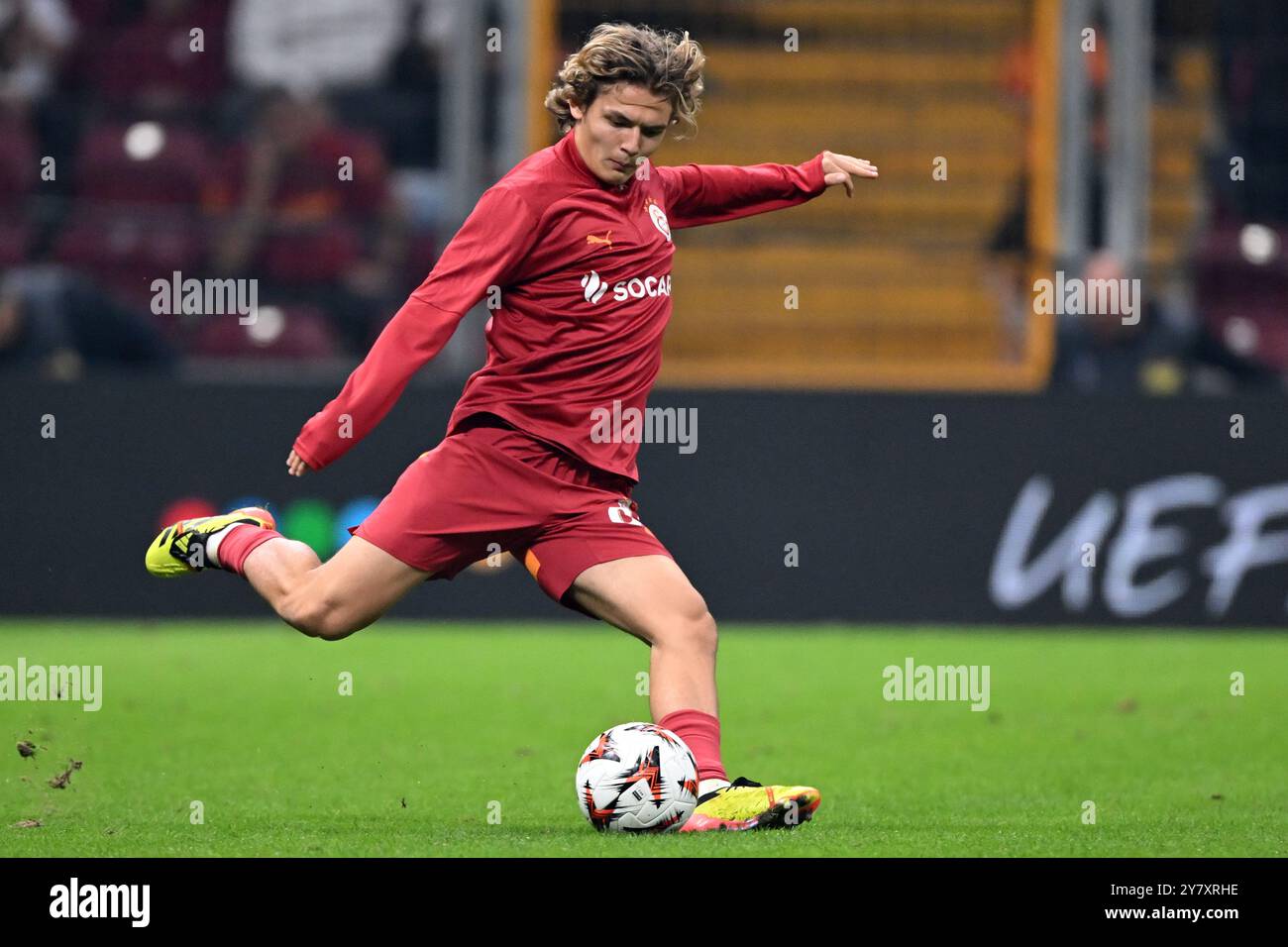 ISTANBUL - Efe Akman de Galatasaray SK lors du match de l'UEFA Europa ...