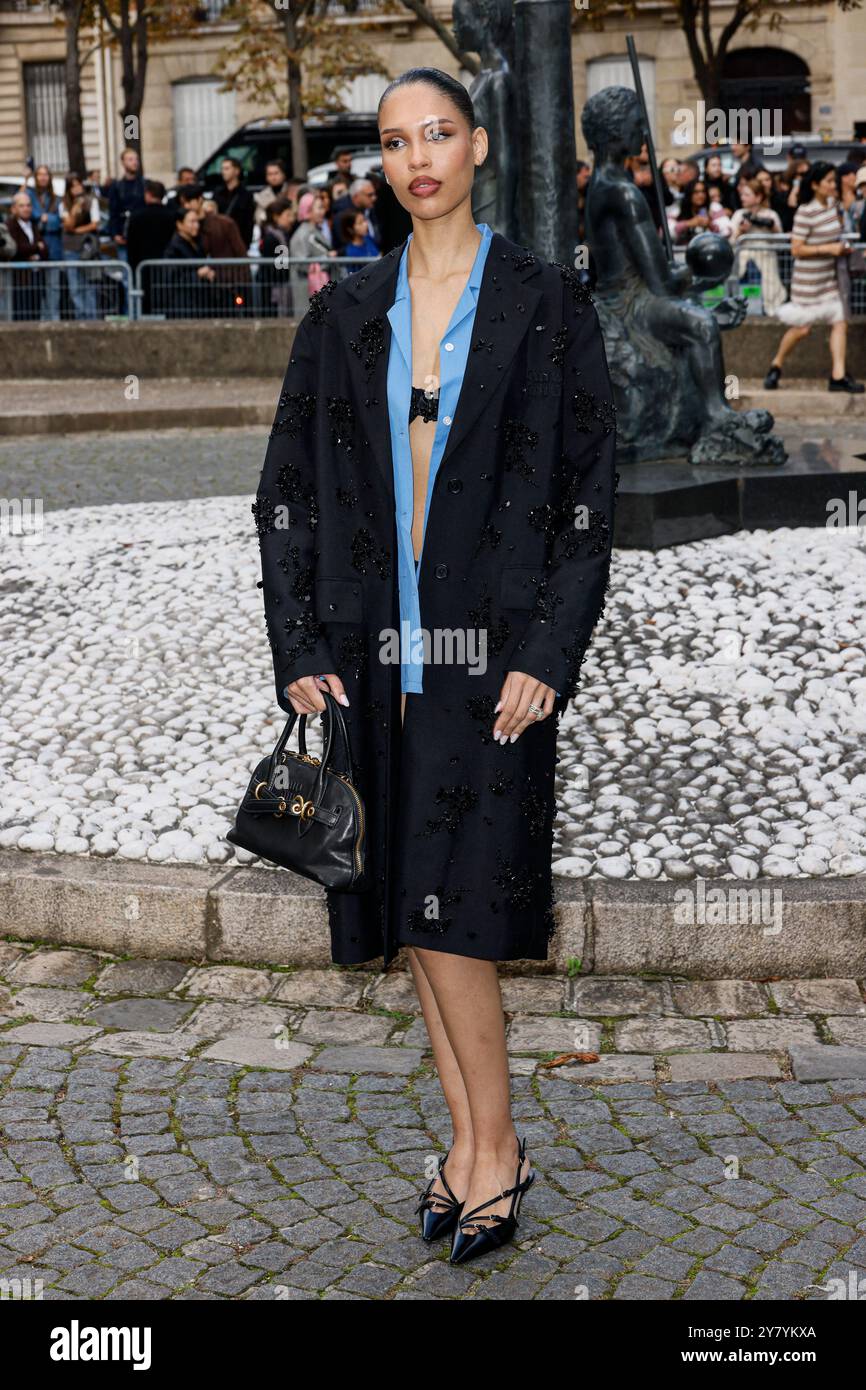 Nara Aziza Smith assiste au salon Miu Miu Paris S/S 2025 dans le cadre ...