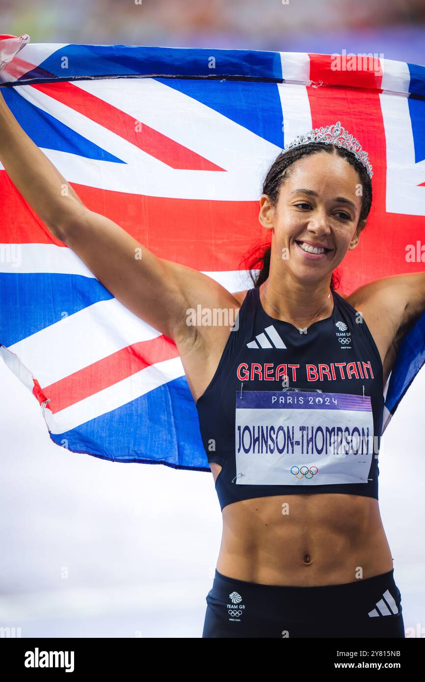 Katarina Johnson-Thompson célèbre le drapeau de son pays au 800 mètres aux Jeux Olympiques de ...