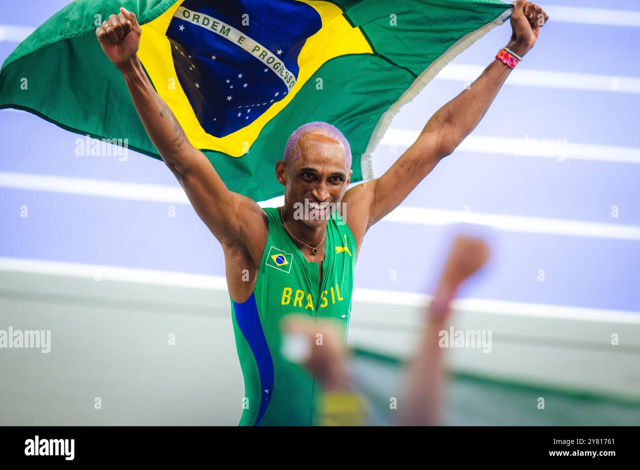 Alison dos Santos célébrant avec le drapeau de son pays dans le 400 ...
