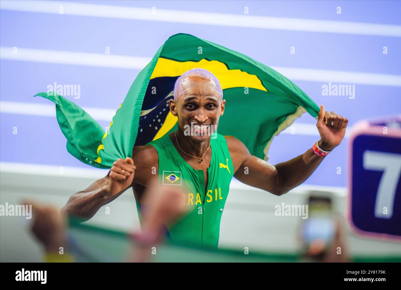 Alison dos Santos célébrant avec le drapeau de son pays dans le 400 ...