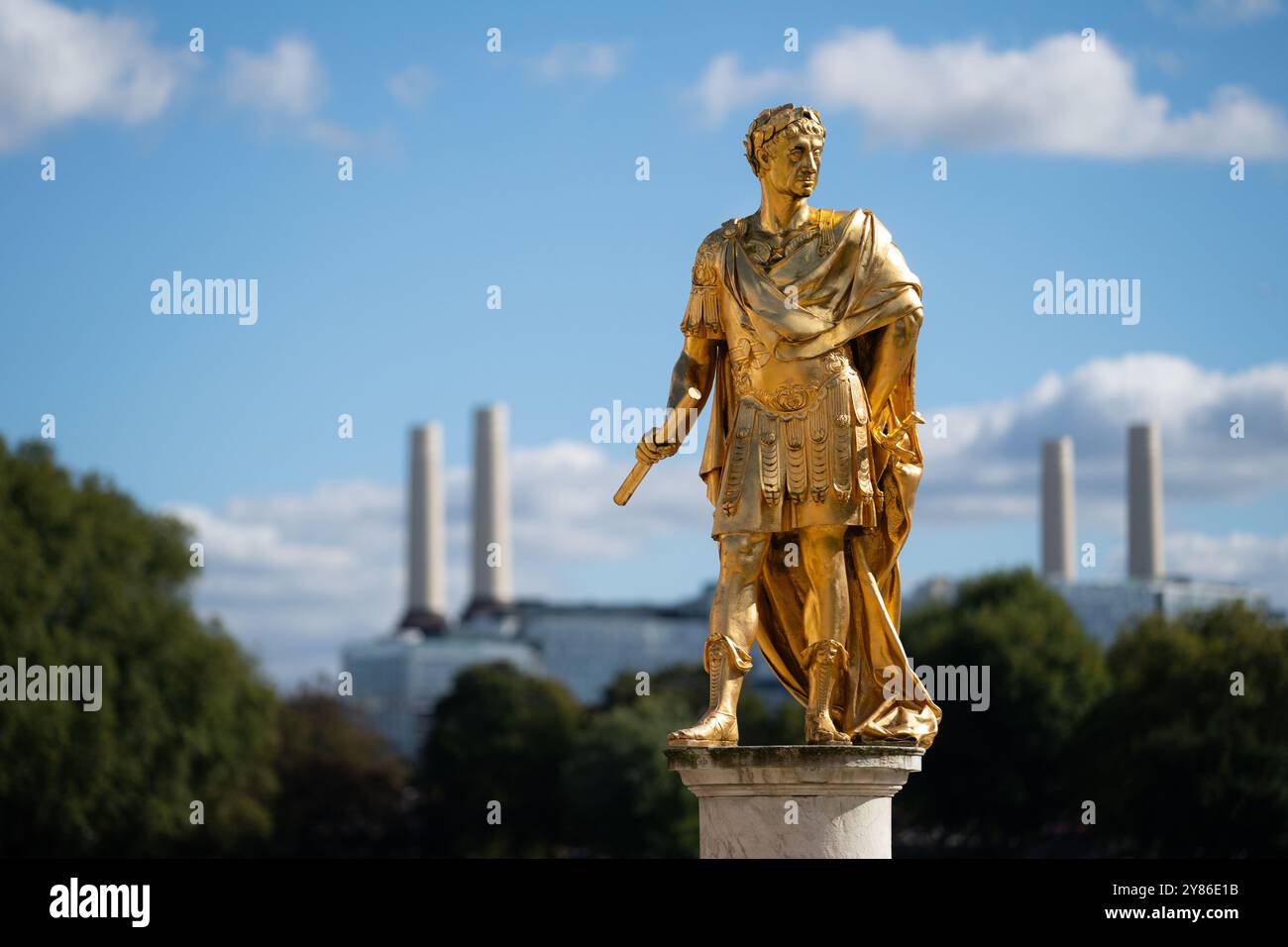 Statue en bronze doré du roi Charles II dans la tenue d'un général ...