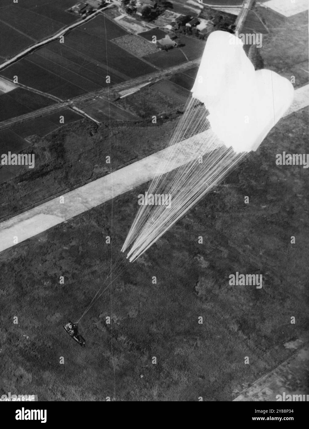 Livraison de parachute - trois parachutes de 100 pieds, sur cette image ...