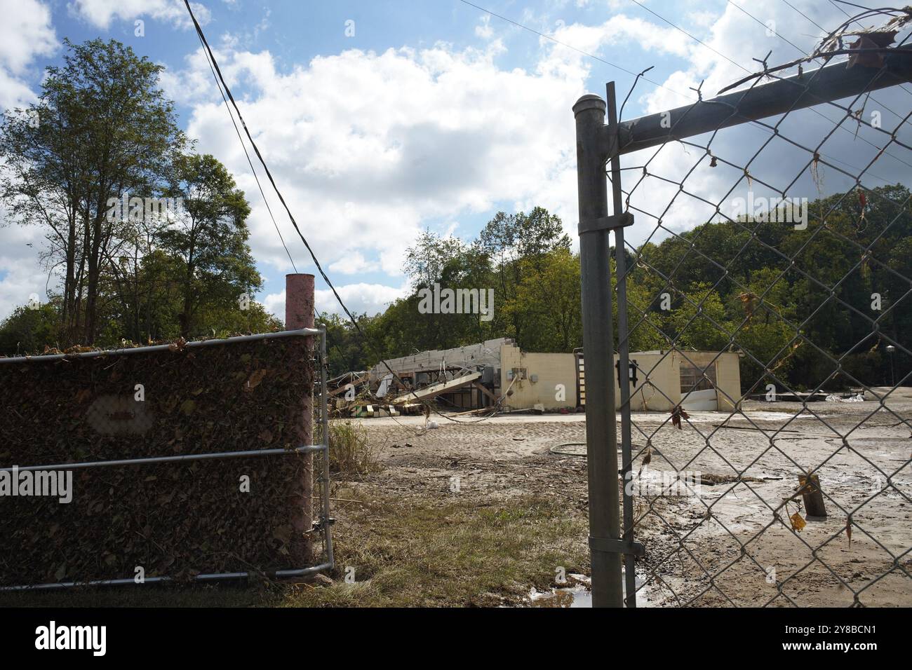 Asheville, États-Unis. 02 octobre 2024. Des débris s’accrochent aux ...