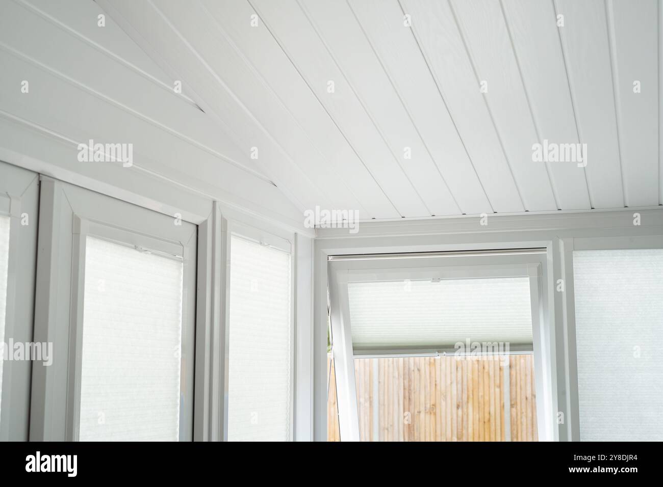 Une véranda blanche isolée, toit de véranda, parfois appelé toit chaud ...