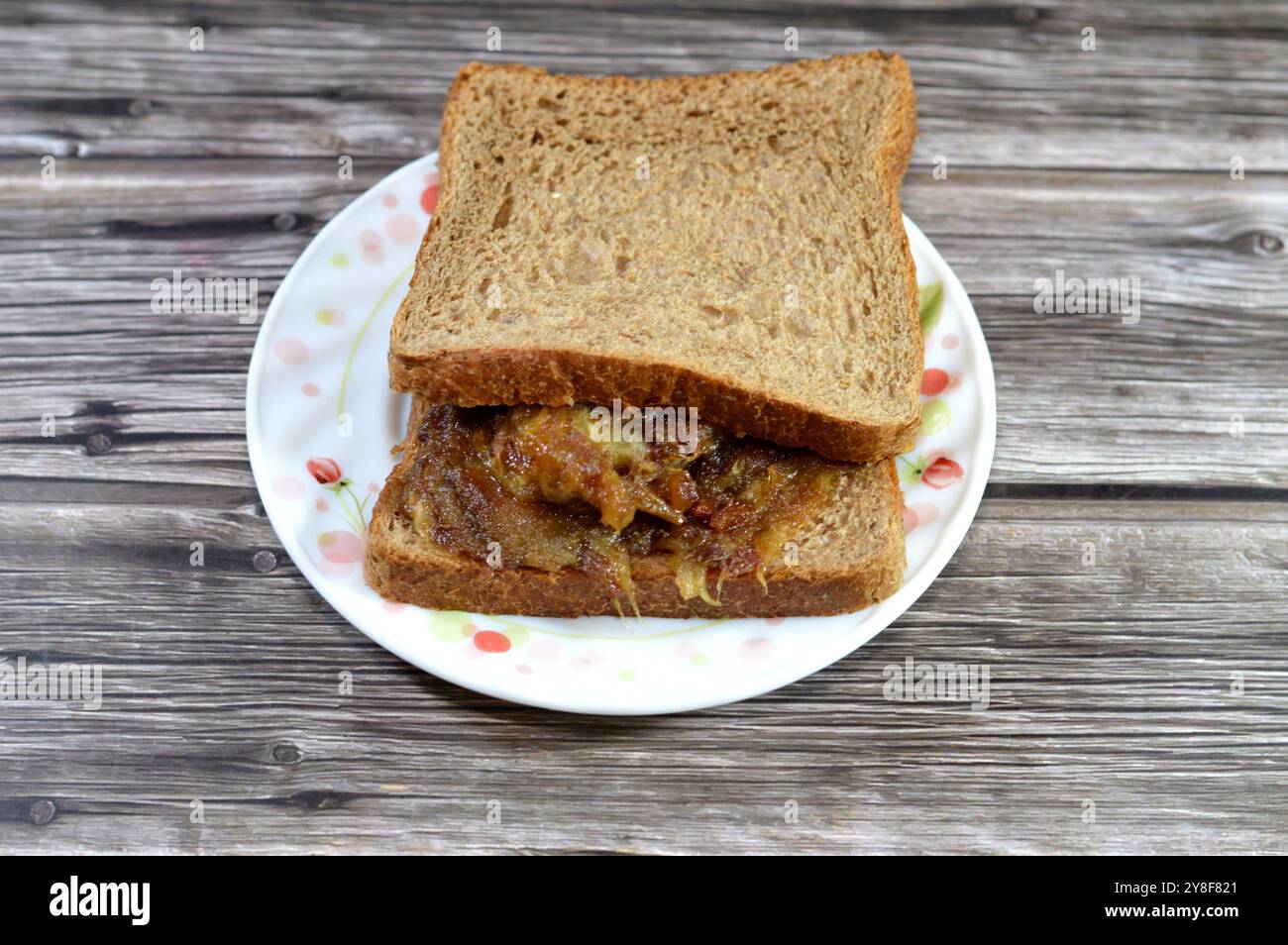 Pain grillé brun de blé entier rempli de dattes amhaat pressées avec ...
