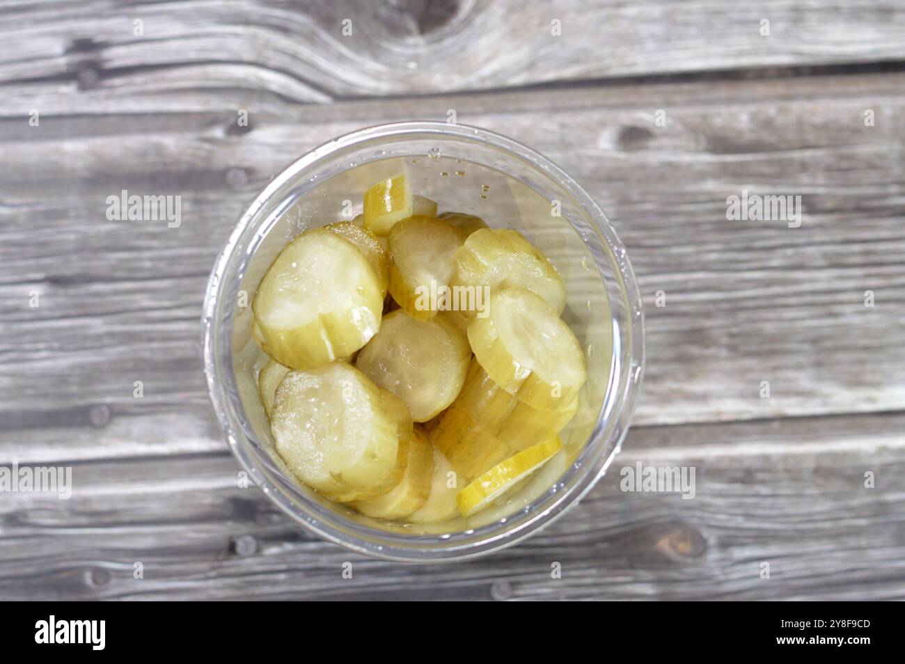 Concombre mariné, dans une saumure, vinaigre, laissé fermenter dans le ...