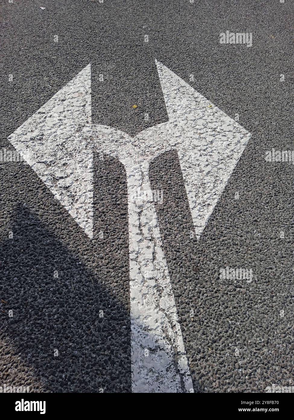 la flèche de direction pointe dans un sens, signe pour se déplacer vers ...